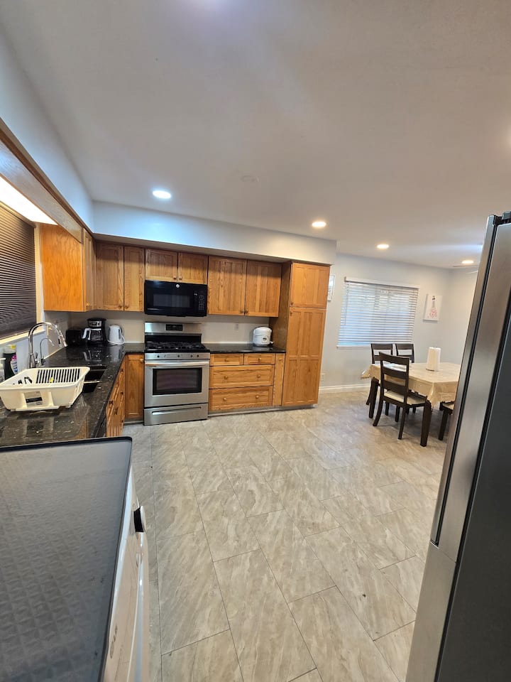 Largefront3bd2bt3drivewayparkingspotsdisneypool - Garden Grove, CA