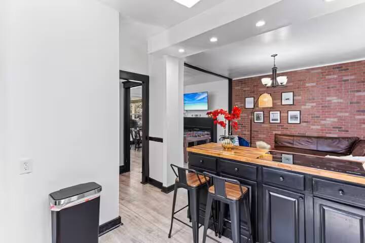 Heart Of New Center: 4 Br, Great Living - Windsor