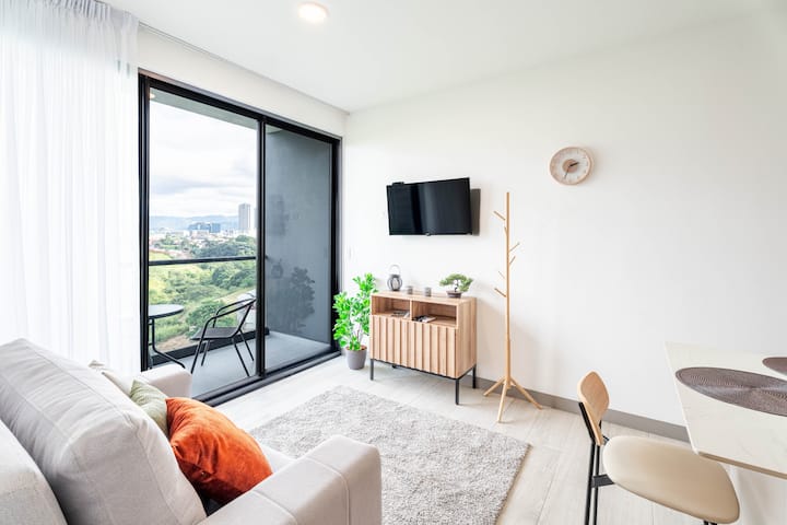 Estilo Urbano En La Sabana: Vistas Y Piscina - San José, Costa Rica