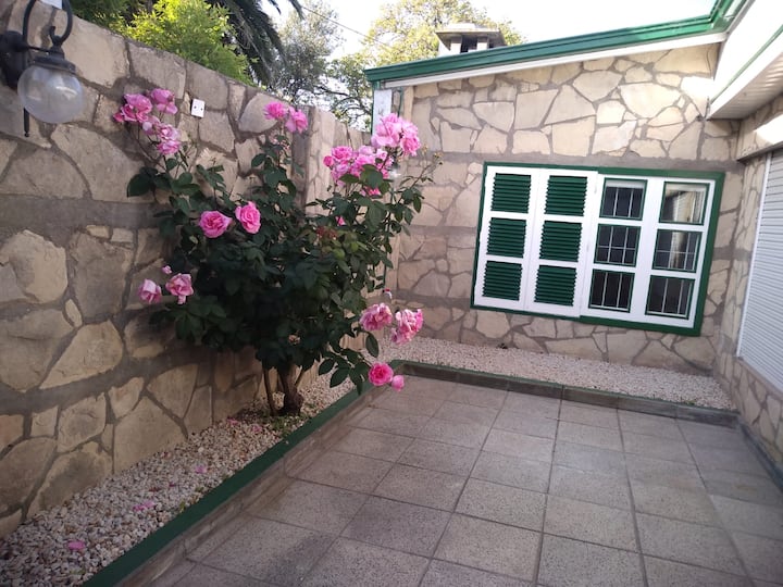 Casa Tranquila A Seis Cuadras De La Playa. - Mar del Plata