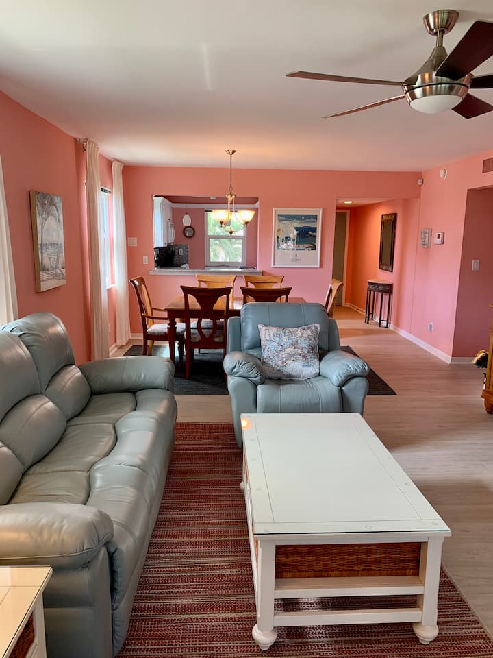 Walk To Beach. Enjoy The Pool. Cheerful End Unit. - Marco Island, FL