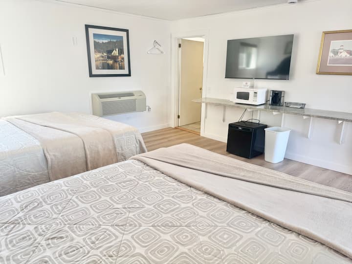 Gallagher's Travels Room 14 (Two Queen Beds) - Bar Harbor, ME