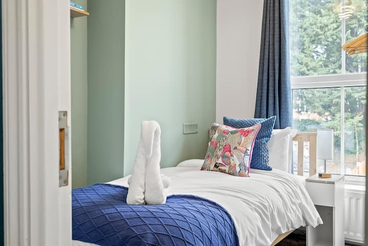 5-bed Victorian, City & Cricket - Worcester