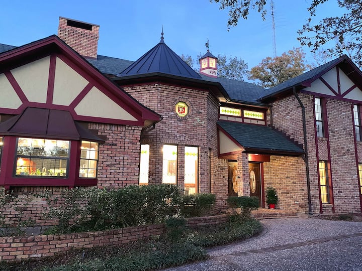 Large Groups 16+ Pool-parking-the Castle Hideaway - Bryan, TX