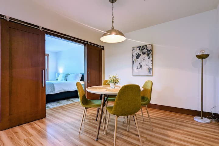 Dog-friendly, Sophisticated, & Chic Designer Suite - Dundee, OR