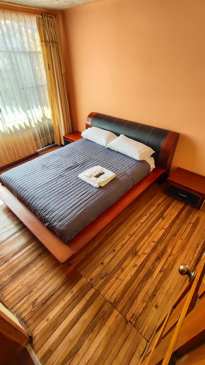 Amplia Casa Central. ¡Ubicación 5 Estrellas! - Riobamba