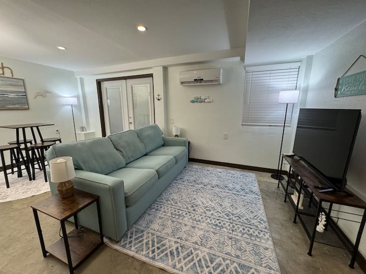 Lahaina Lounge - Pensacola Beach, FL