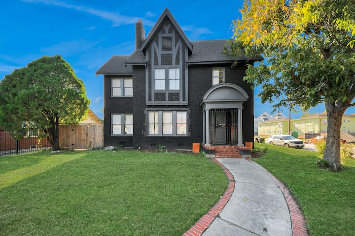 *New* The Original Bridge House | 8 Bed/8 Bath - Houston, TX