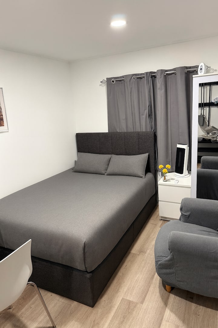 Stylish Modern Gatwick Studio, Free Parking - London Gatwick Airport (LGW)