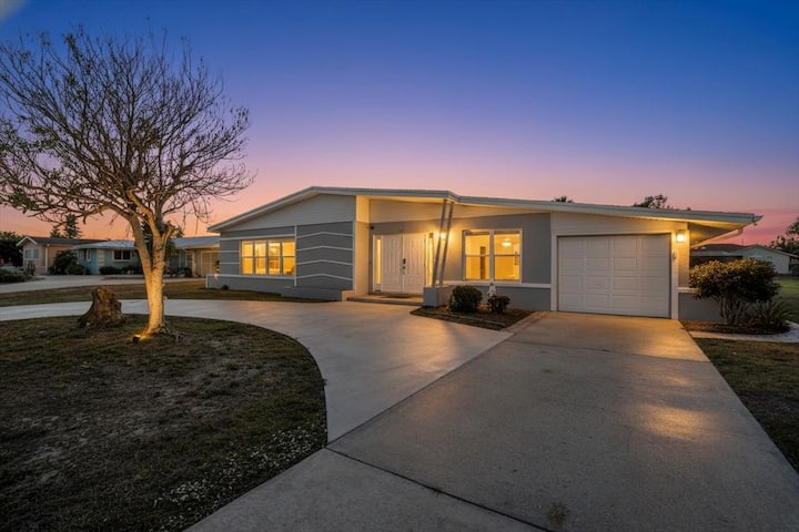 Harbor Haven: Waterfront Oasis + Heated Pool - Port Charlotte