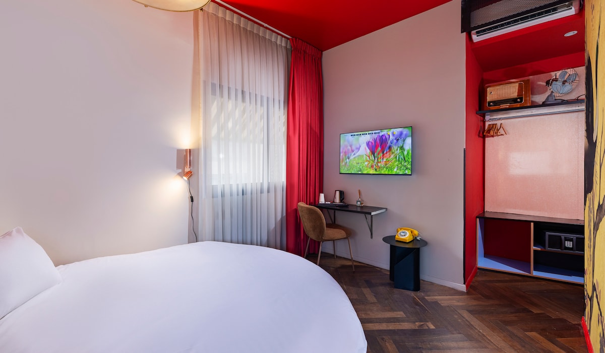 Scarlet - Romantic Classic - Hotels for Rent in Tel Aviv-Yafo, Tel Aviv ...