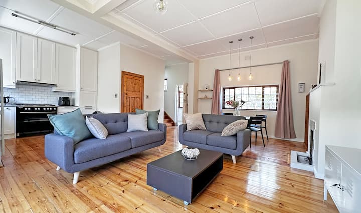 Stylish Edwardian Townhouse With Mountain Views - Le Cap