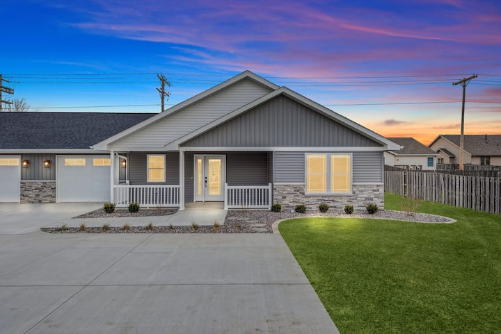 50+ Coastal Inspired Cozy Blue Guest Home - Springfield, IL