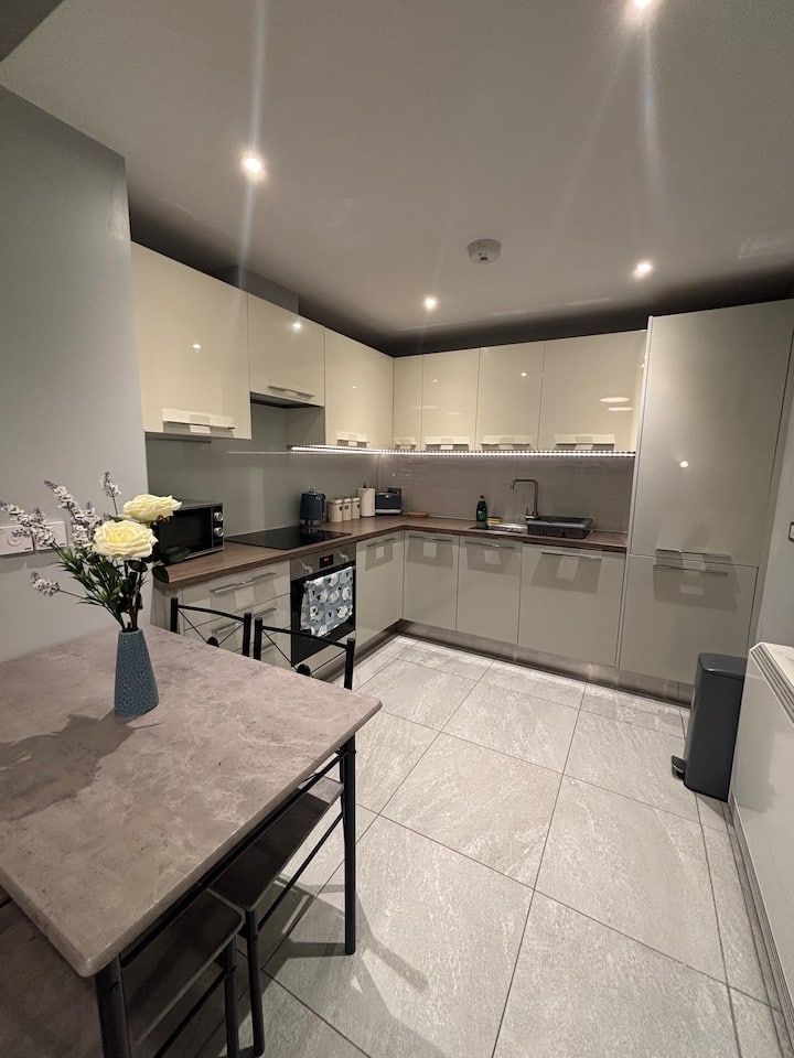 Modern 2 Bed Flat | Wifi | Town Centre | Parking - Bedford