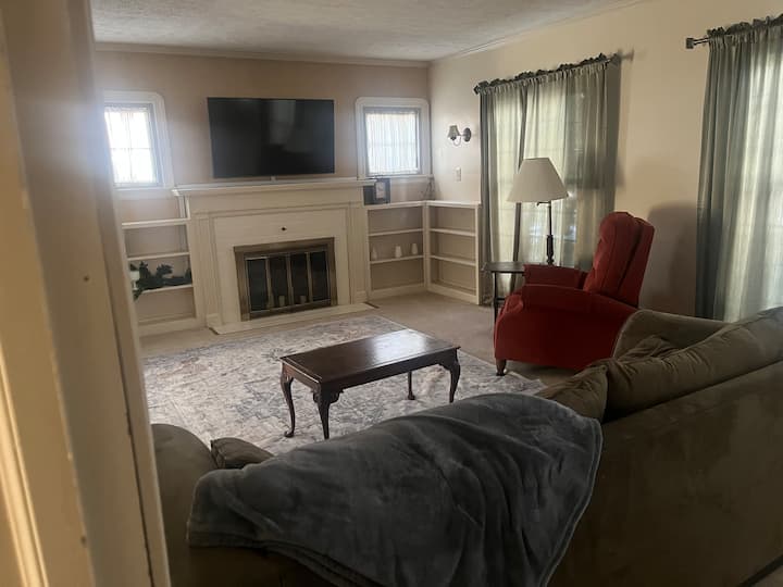 Charming Colonial - Mansfield, OH