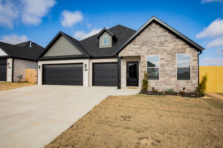 Minutes From The Airport, New Bentonville Home! - Bentonville, AR