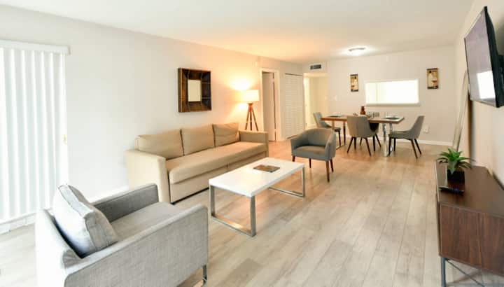 Near Downtown & Beach Access | Full Kitchen + Pool - Fort Lauderdale, FL