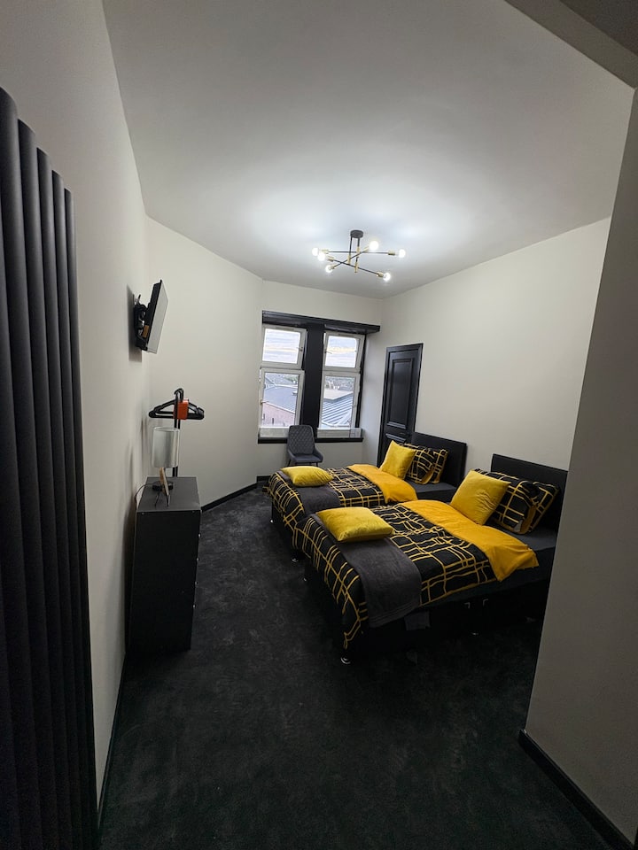 4 Bed House, Large Driveway, Discounted Long Stay - Glasgow