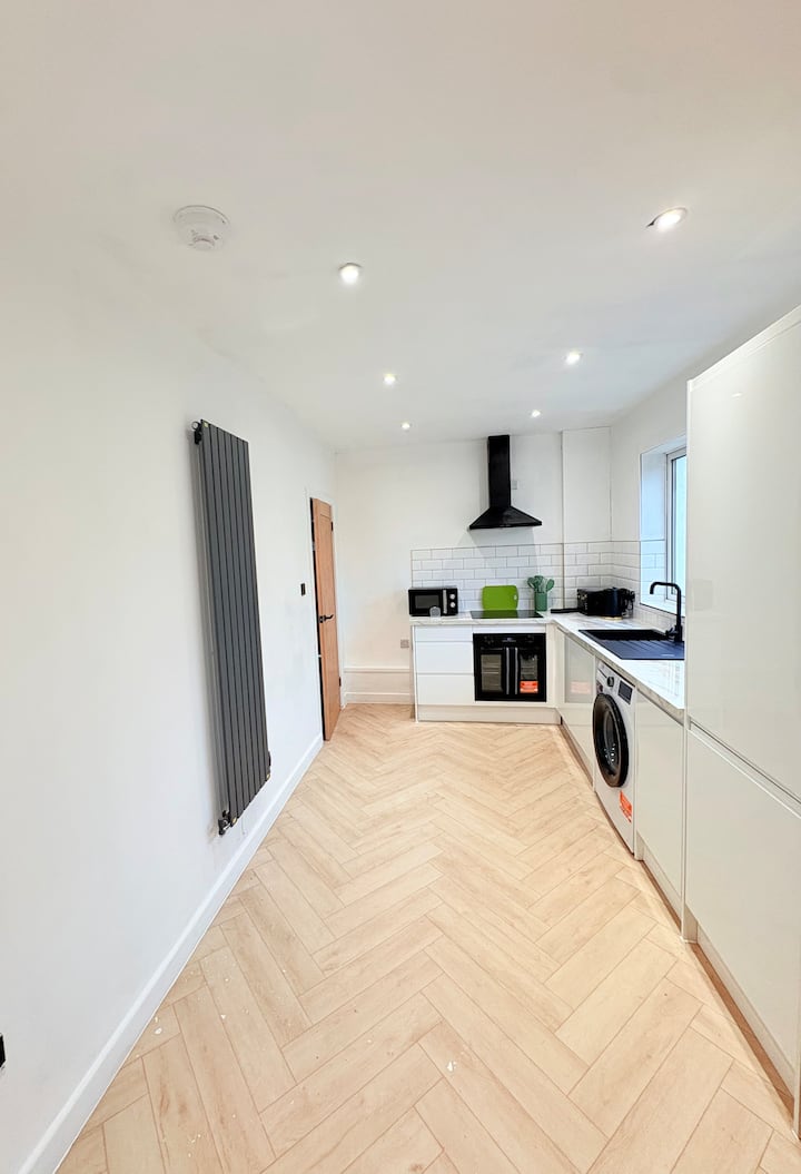 4 Bed House, Large Driveway, Discounted Long Stay - Glasgow