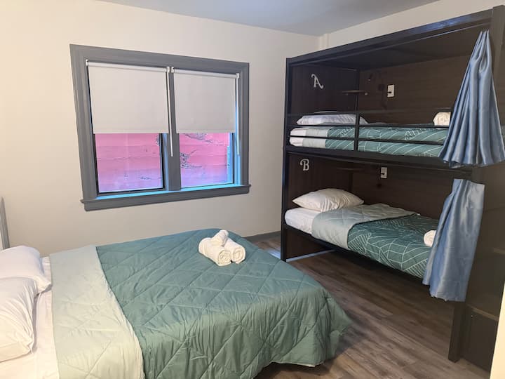 Awesome 4-person Private Room W/shared Bathroom! - Seattle, WA