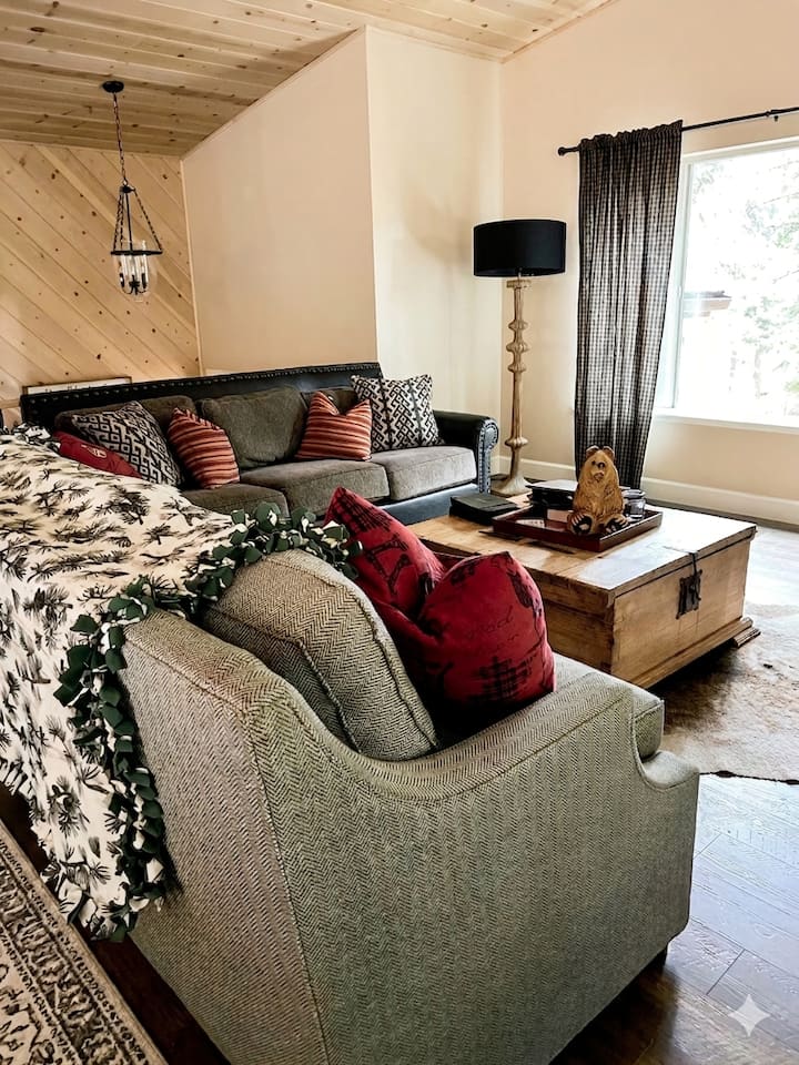 Charming Lake Almanor Cabin | Quiet Retreat - Chester, CA