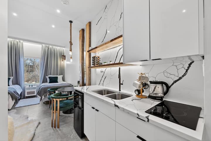 Calm Boutique Lake Studio | Fast Wifi & Great Wfh - Woodbury, NY