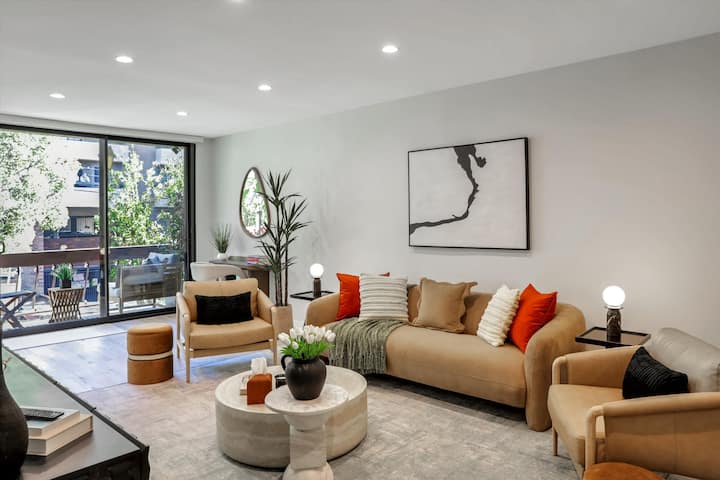 Stylish Hollywood Hideaway With Balcony - West Hollywood, CA