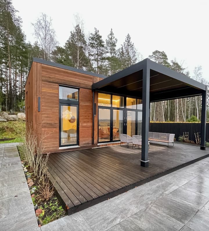 Charmigt Boende På Höjden Med Sjöutsikt - Kungsängen