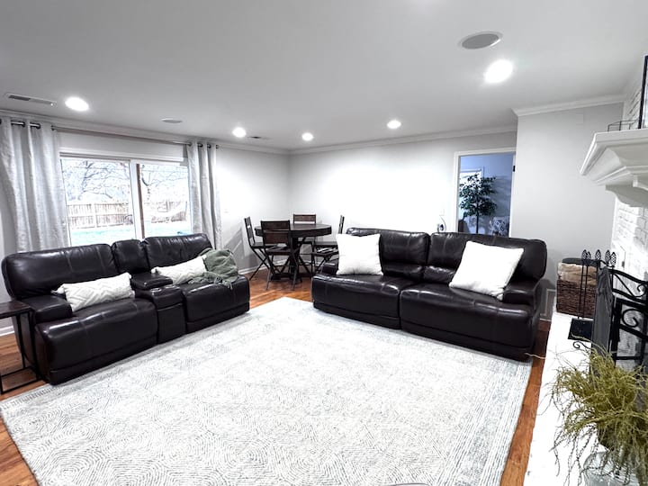 Suite Retreat In Overland Park | Private Patio - Overland Park, KS