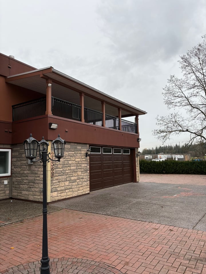 Spacious Langley Home Great For Entertaining - Langley, BC