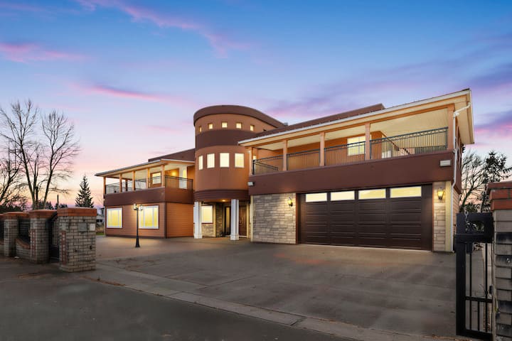 Langley Mansion | Events Allowed | Sleeps 18 - Langley, BC