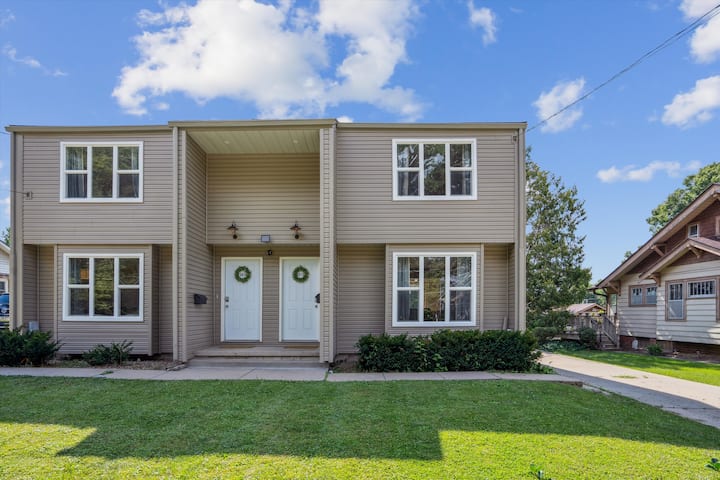 Two Modern 3br Homes | 6br Total, Yard & Parking - Des Moines, IA