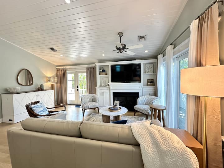 Sea Glass North End • 2bed/2 Bath Steps To Beach - Anna Maria