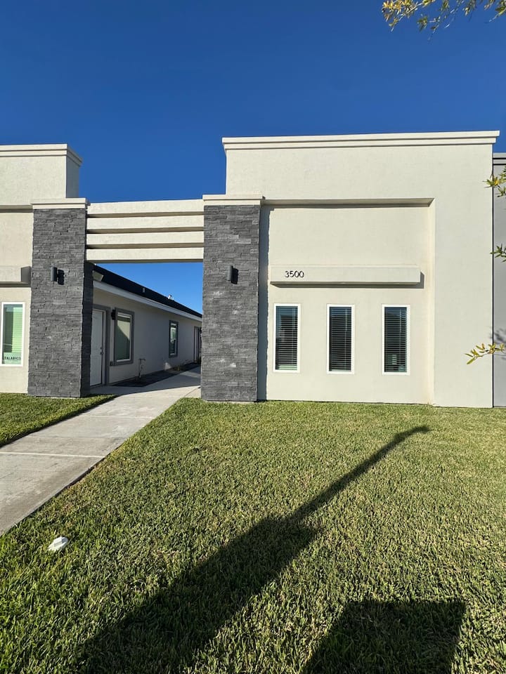 Charming Urban Retreat! 2 Bed, 2 Bath, 1 Sofabed - McAllen