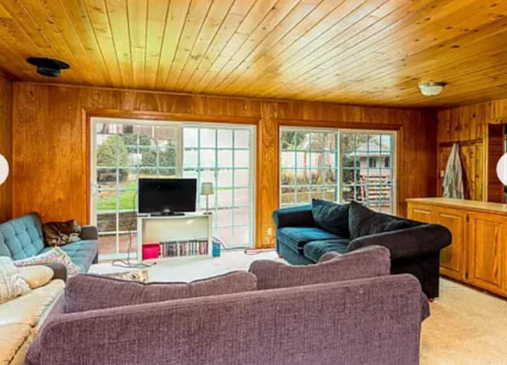 Spacious, Walkable Home Near Matthew Knight Arena - Eugene, OR