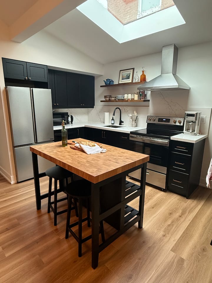 Cozy 1 Bedroom Bungalow - Toronto, ON