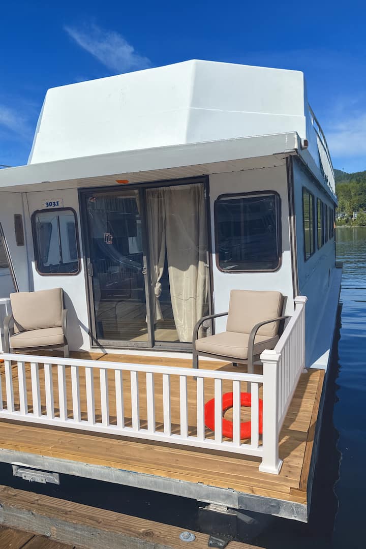 Golden Oar Of Island Houseboats - Lake Cowichan