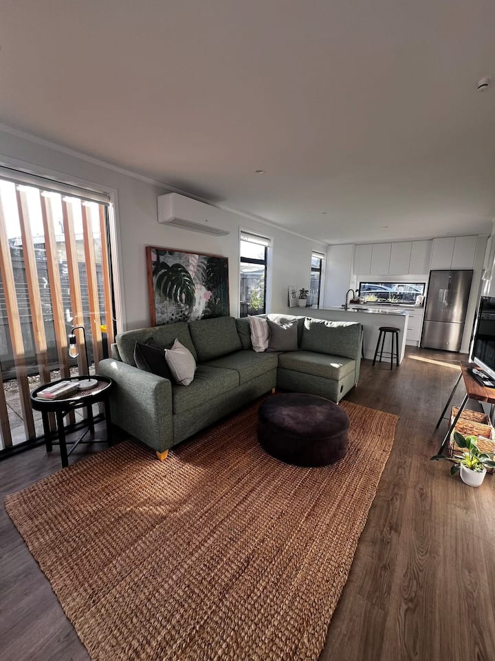 Sun-drenched Modern Townhouse, Prime Tauranga Spot - Mount Maunganui