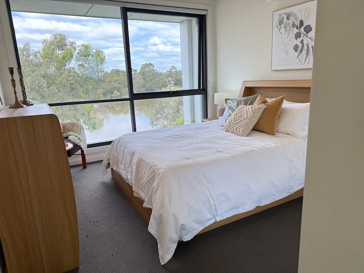 Lakeside Townhouse In Laurimar Town Centre - Kinglake National Park