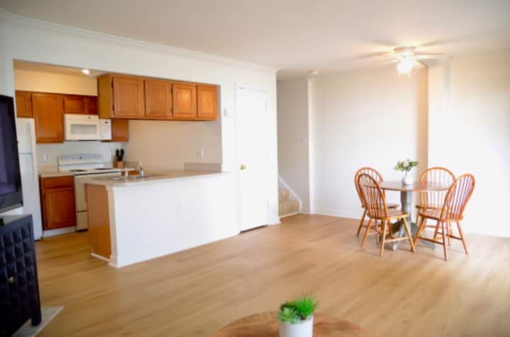 Fully Furnished Townhome Heart Of Woodbridge - Woodbridge, VA