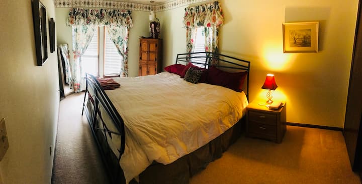 Nice Room In A Nice Neighborhood, 5 Star Reviews - Shawnee, KS