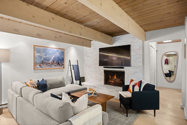 Renovated Modern
  2br/2ba 
1 Block From Gondola - Aspen