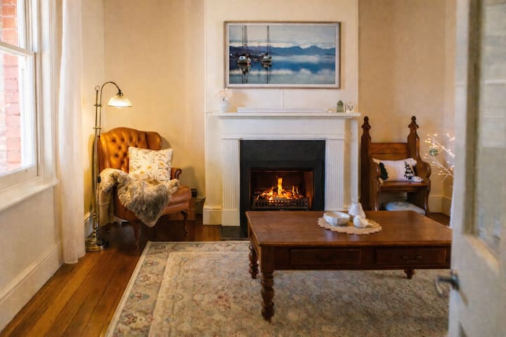 Dukes On Quayle • Whimsical Sandy Bay Cottage Stay - Hobart