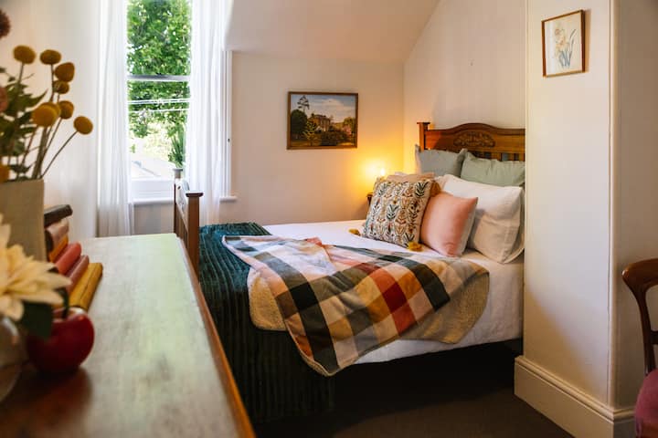 Dukes On Quayle • Whimsical Sandy Bay Cottage Stay - ホバート