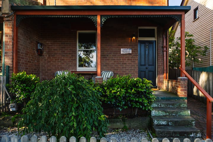 Dukes On Quayle • Whimsical Sandy Bay Cottage Stay - Hobart