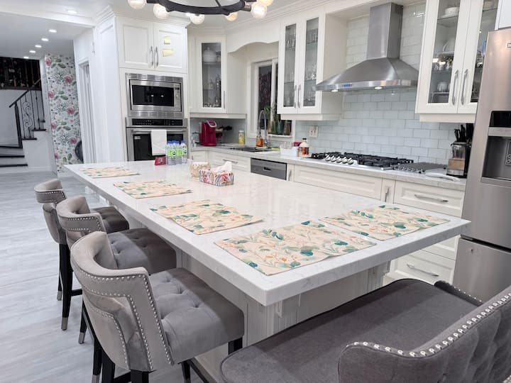 3br Home Near Airport, Heartland & Hwy 401+parking - Brampton