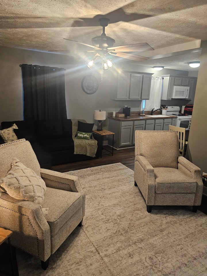 Clark St Cottage - Grand Island, NE