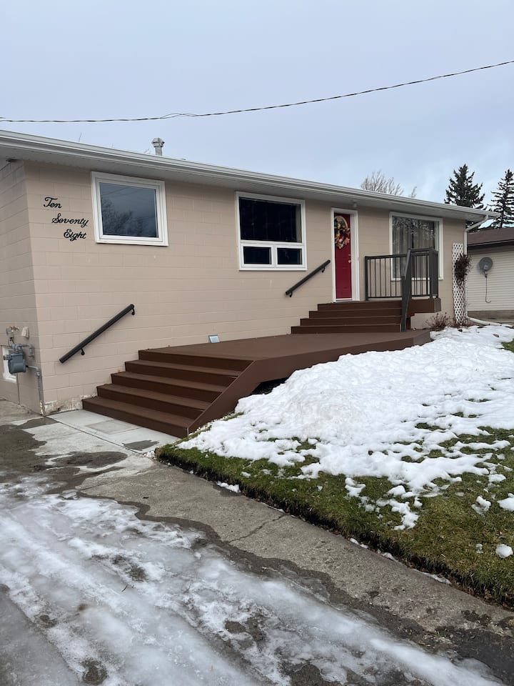 Creek Side Walkabout - ピンチャー・クリーク