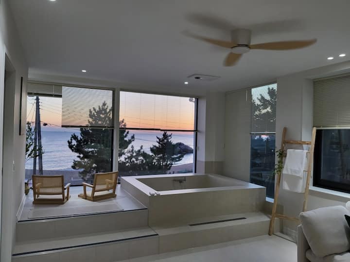 인생오션뷰/바다품은자쿠지독채/36평/감성 모던스테이/ 파도션사인 힐링그자체 빔프로젝터 신축 - Gangneung-si