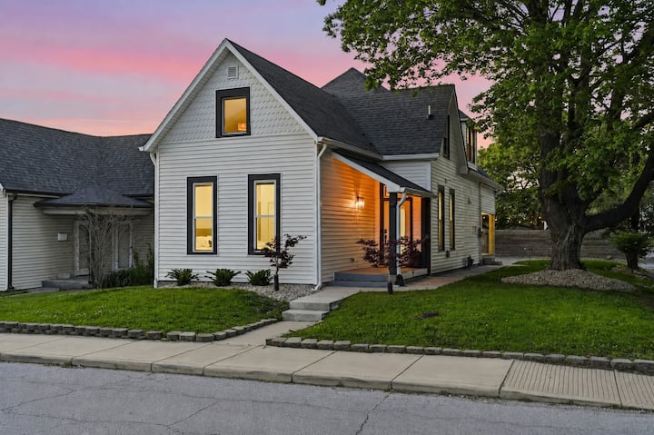 Sleeps 10 Downtown Indy King Suites + Fenced Yard - Indianapolis, IN
